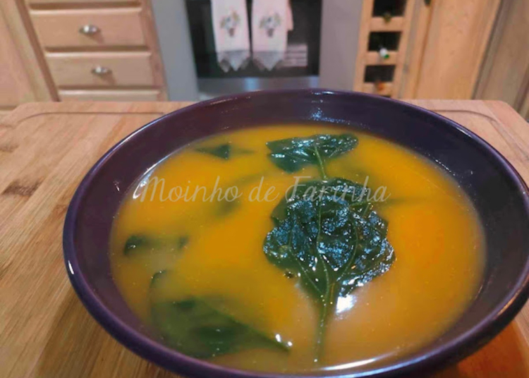 Receita de Sopa de Abóbora e Batata Doce com Espinafres